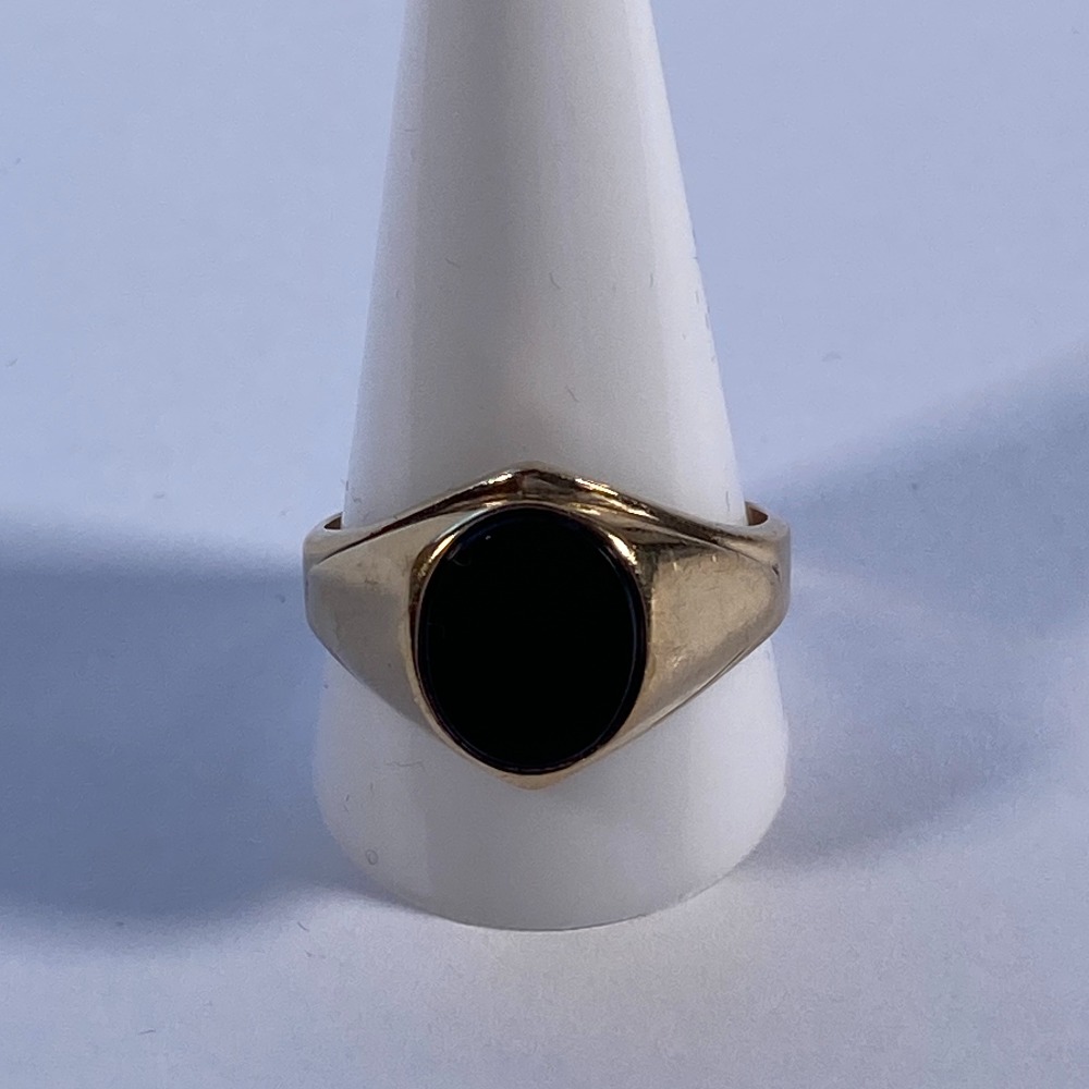 Pre-owned 9ct Gold 1 Oval Black Stone Signet Ring - Own4Less